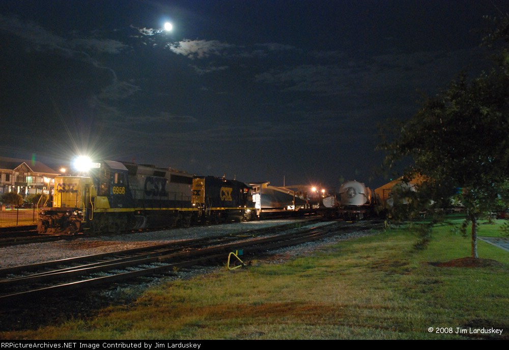 CSX 6956 switches the yard at the Port of Pensacola